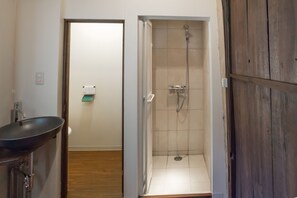 Apartamento | Casa de banho | Um polibã, artigos de higiene pessoal grátis