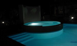 Piscina exterior, espreguiçadeiras