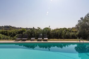 Piscina externa sazonal, funciona das 8h às 20h, guarda-sóis