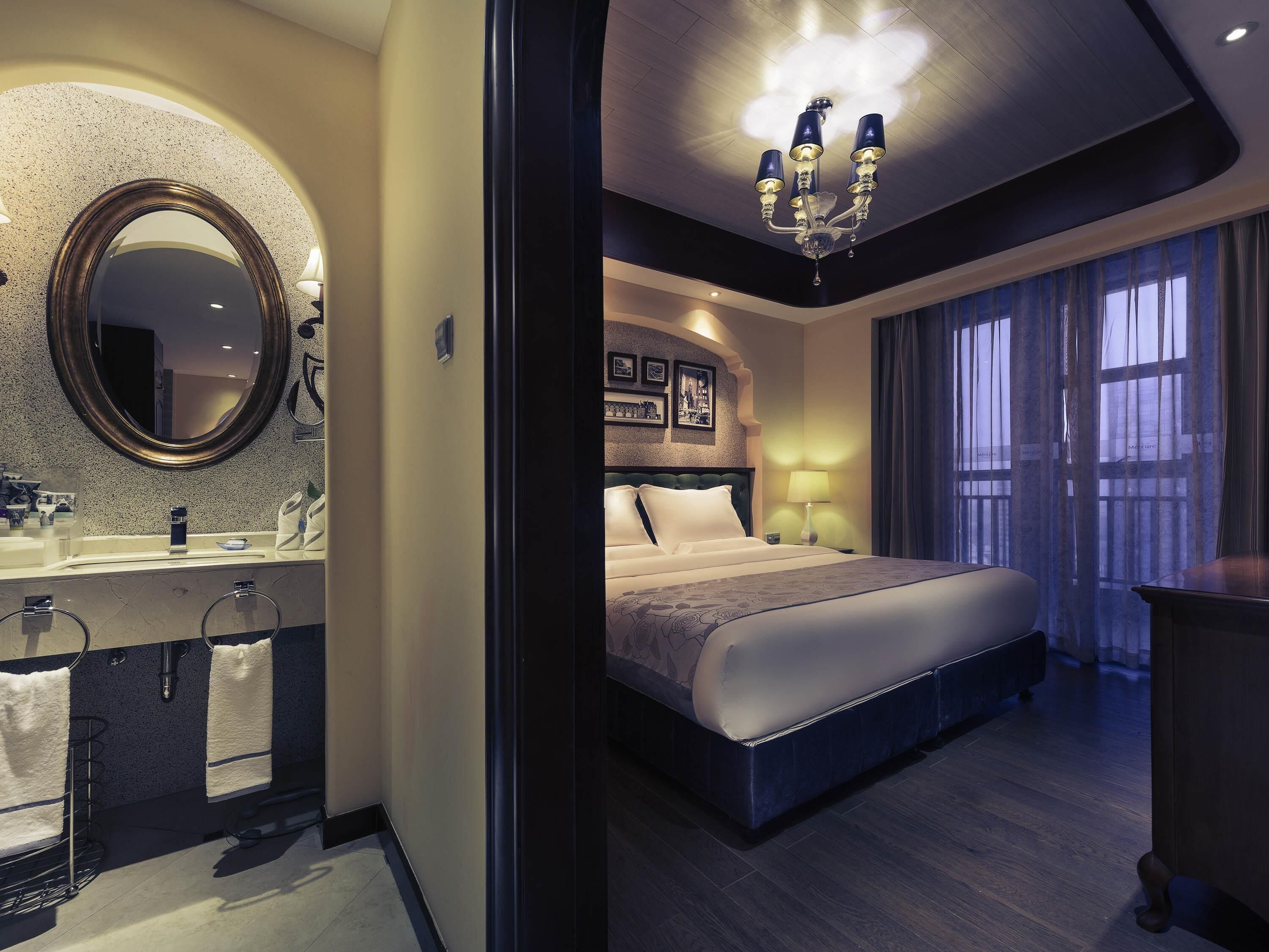 Suite Deluxe, 1 cama king-size | Cofre no quarto, com decoração personalizada, secretária 