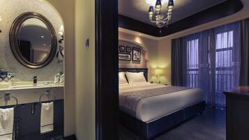 Suíte luxo, 1 cama King | 1 quarto, cofres nos quartos, individualmente decorados, escrivaninha