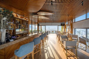 2 bares/lounges, um bar junto à piscina 