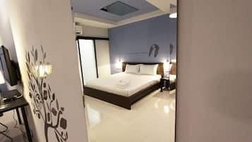 Quarto casal standard, sacada | Roupas de cama antialérgicas, escrivaninha, quartos à prova de som