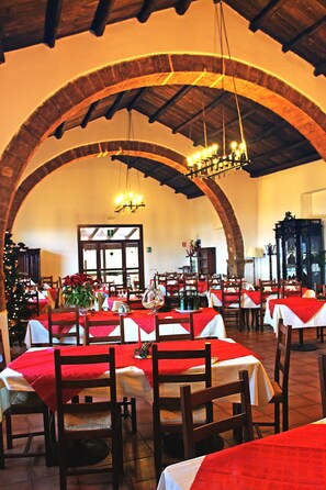 Almoços e jantares servidos, incluindo cozinha local