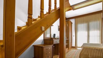 Dúplex, vista para o rio | Minibar com produtos grátis, cofre com capacidade para portátil