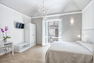 Estúdio superior, vista para a cidade | Roupas de cama premium, camas com colchões pillow-top, frigobar