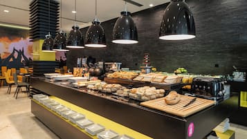 Pequeno-almoço tipo buffet diário (12 EUR por pessoa)