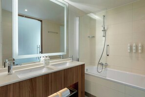 Quarto premium, 1 cama King | Banheiro | Produtos de toalete grátis, secador de cabelo, toalhas de banho 