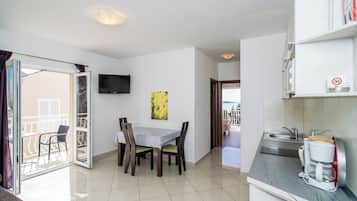 Apartamento (Superior One-Bedroom Apartment) | Sala | Televisor de ecrã plano de 25 polegadas com canais via satélite