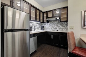 Um frigorífico/congelador grande, um micro-ondas, uma placa de cozinha 