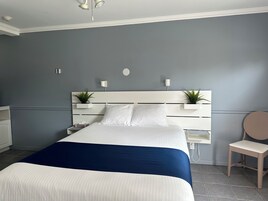 Quarto standard, 1 cama Queen | Individualmente decorados, individualmente mobiliados, cortinas blackout