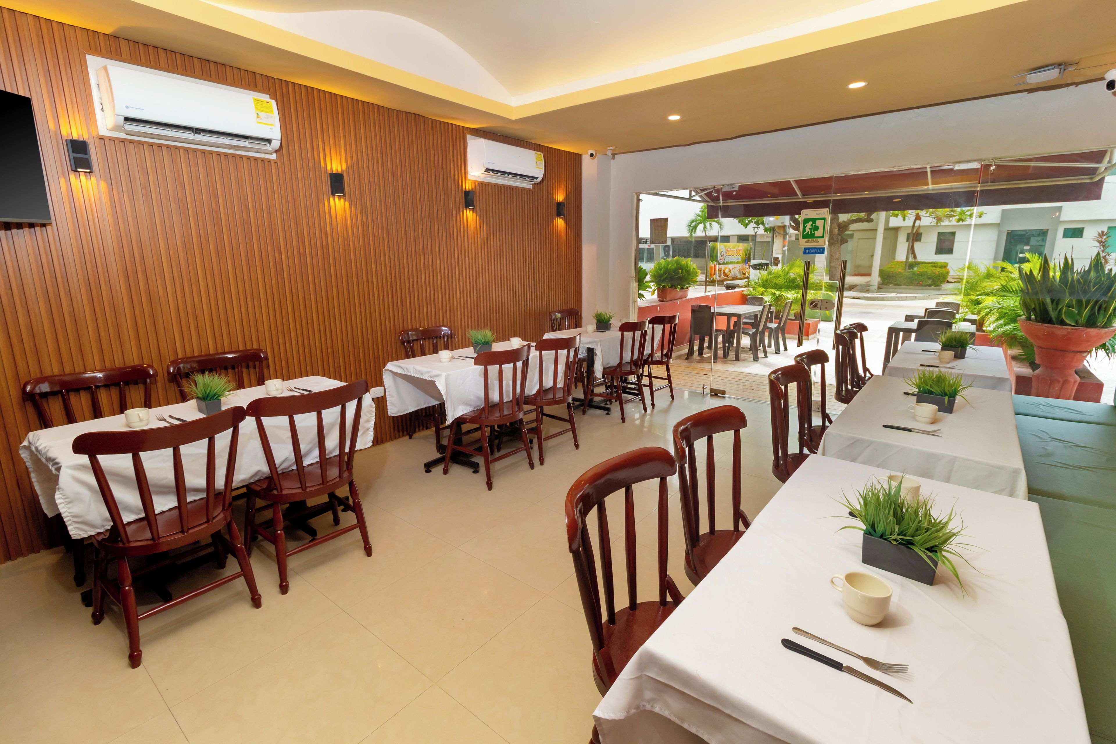 Café da manhã completo grátis todos os dias