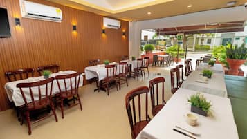 Café da manhã completo grátis todos os dias