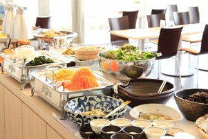 Pequeno-almoço tipo buffet diário mediante uma taxa 