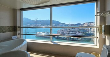 Quarto Twin Superior, vista para o porto (B, Floor-to-ceiling window) | Casa de banho | Um secador de cabelo, toalhas fornecidas 