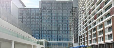 Piscina externa, guarda-sóis, espreguiçadeiras