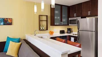 Geladeira, micro-ondas, cooktop, lava-louças