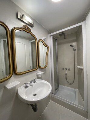 Quarto Clássico | Casa de banho | Um secador de cabelo, toalhas fornecidas, sabão, papel higiénico 