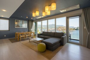 Dúplex Familiar | Edredões de penas, Wi-fi grátis, roupa de cama fornecida 