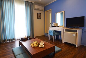 Quarto quádruplo luxo | Escrivaninha, espaço de trabalho para notebook, quartos à prova de som