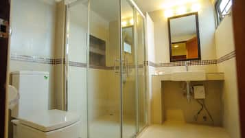 Standard Plus King Bed | Casa de banho | Uma combinação polibã/banheira, banheira de água mineral