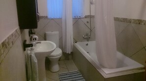 Apartamento (2) | Casa de banho | Uma combinação polibã/banheira, artigos de higiene pessoal grátis 