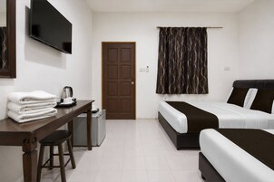Quarto triplo luxo | Frigobar, escrivaninha, ferros/tábuas de passar roupa, Wi-Fi de cortesia