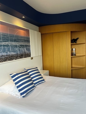 Quarto Individual | Roupa de alta qualidade, cofre no quarto, secretária