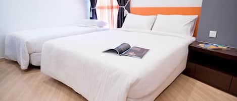 Quarto luxo (triple bed room) | Escrivaninha, Wi-Fi de cortesia