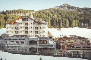 Um hotel com vários andares, spa, restaurante e serviços para praticantes de esqui.