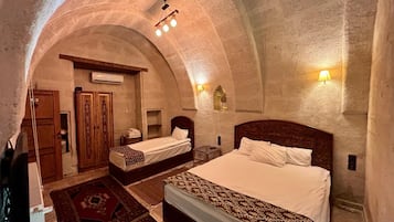Quarto triplo luxo | Roupas de cama premium, frigobar, cofres nos quartos, escrivaninha