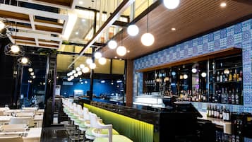 2 restaurantes, café da manhã, culinária internacional