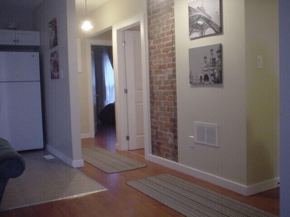 Suite, 3 quartos, 2 casas de banho | Sala de estar | Televisor 