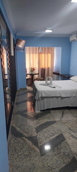 Minibar, secretária, secretária adequada para computadores portáteis 