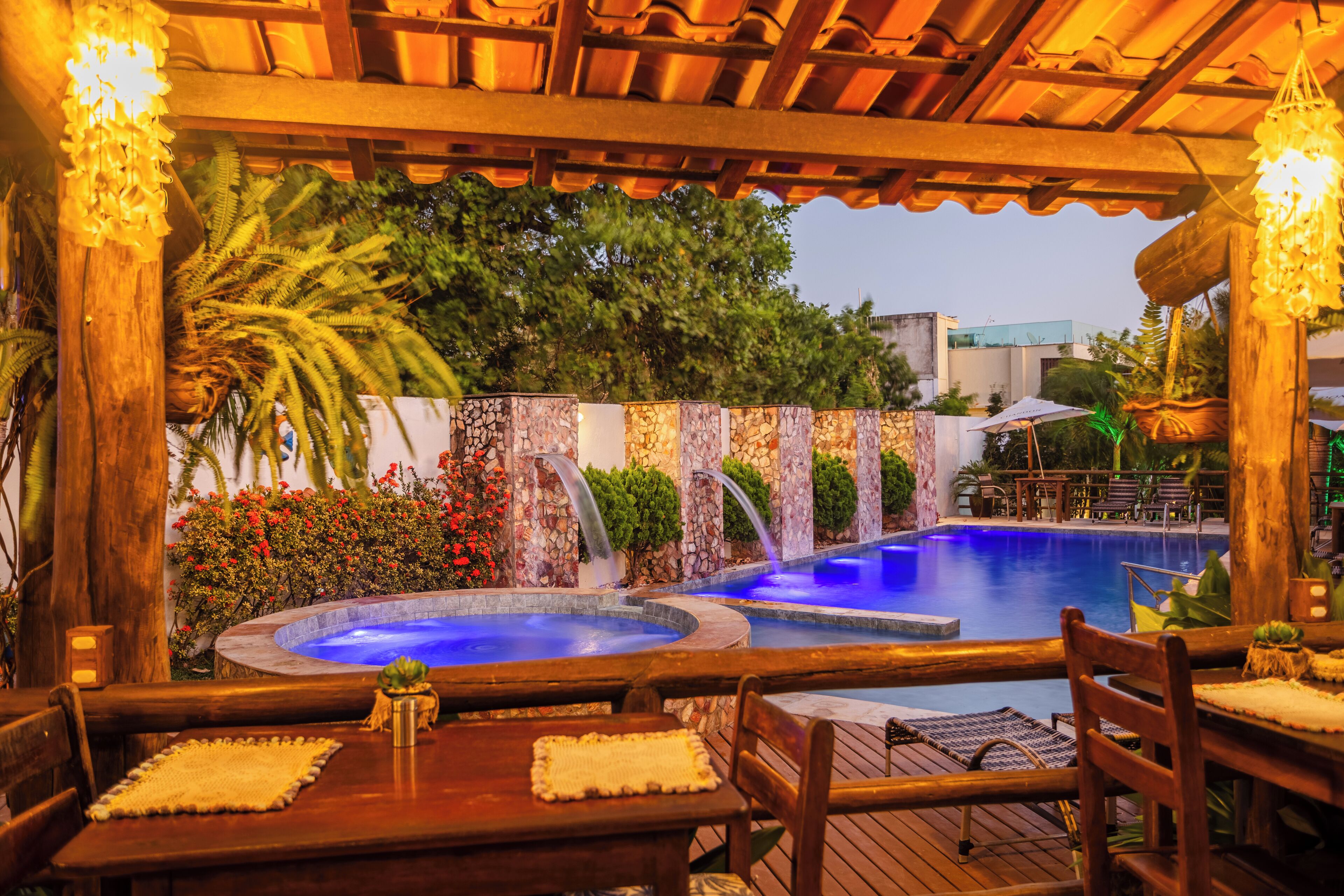 Piscina externa, funciona das 9h às 22h, guarda-sóis, espreguiçadeiras