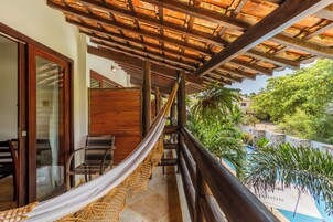 Suíte Família Superior | Minibar, cofre no quarto, secretária, cortinas/cortinados opacos 