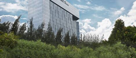 Um edifício moderno com o nome "DOUBLETREE" em destaque na fachada.