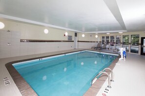 Piscina interior, da(s) 6:00 à(s) 23:00, guarda-sóis, espreguiçadeiras 