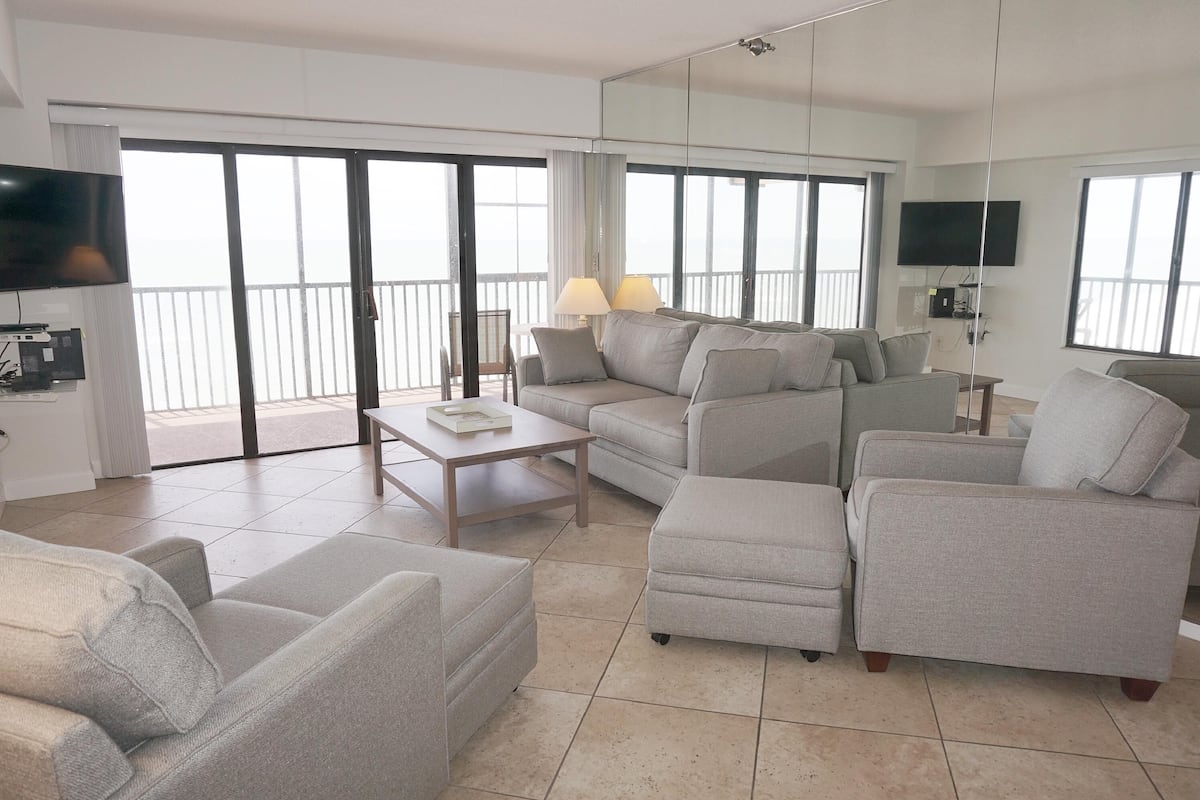 Apartamento em Condomínio Fechado, 3 quartos, 2 casas de banho, vista para a praia | Sala de estar