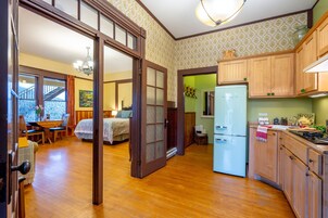 Suite-Estúdio Comfort, 1 cama queen-size e sofá-cama, não fumadores (MAIN LEVEL GARDEN SUITE) | Cozinha privada | Um frigorífico/congelador grande, um micro-ondas, uma placa de cozinha 