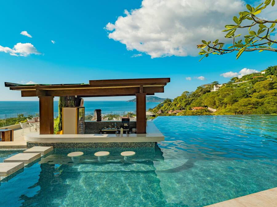 Piscina exterior, espreguiçadeiras