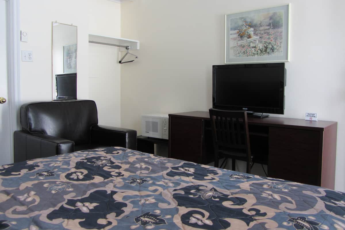 Quarto, 1 cama Queen | Área de estar | TV de tela plana 32 polegadas com canais digitais, TV