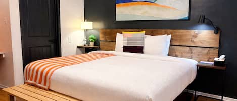 Quarto Standard, 1 cama king-size, não fumadores (No Pets Allowed) | Roupa de alta qualidade, edredões de penas, camas de colchão pillowtop