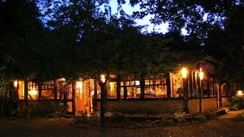 Fachada do alojamento (tarde/noite)