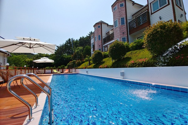 Piscina exterior sazonal, da(s) 13:00 à(s) 20:00, guarda-sóis