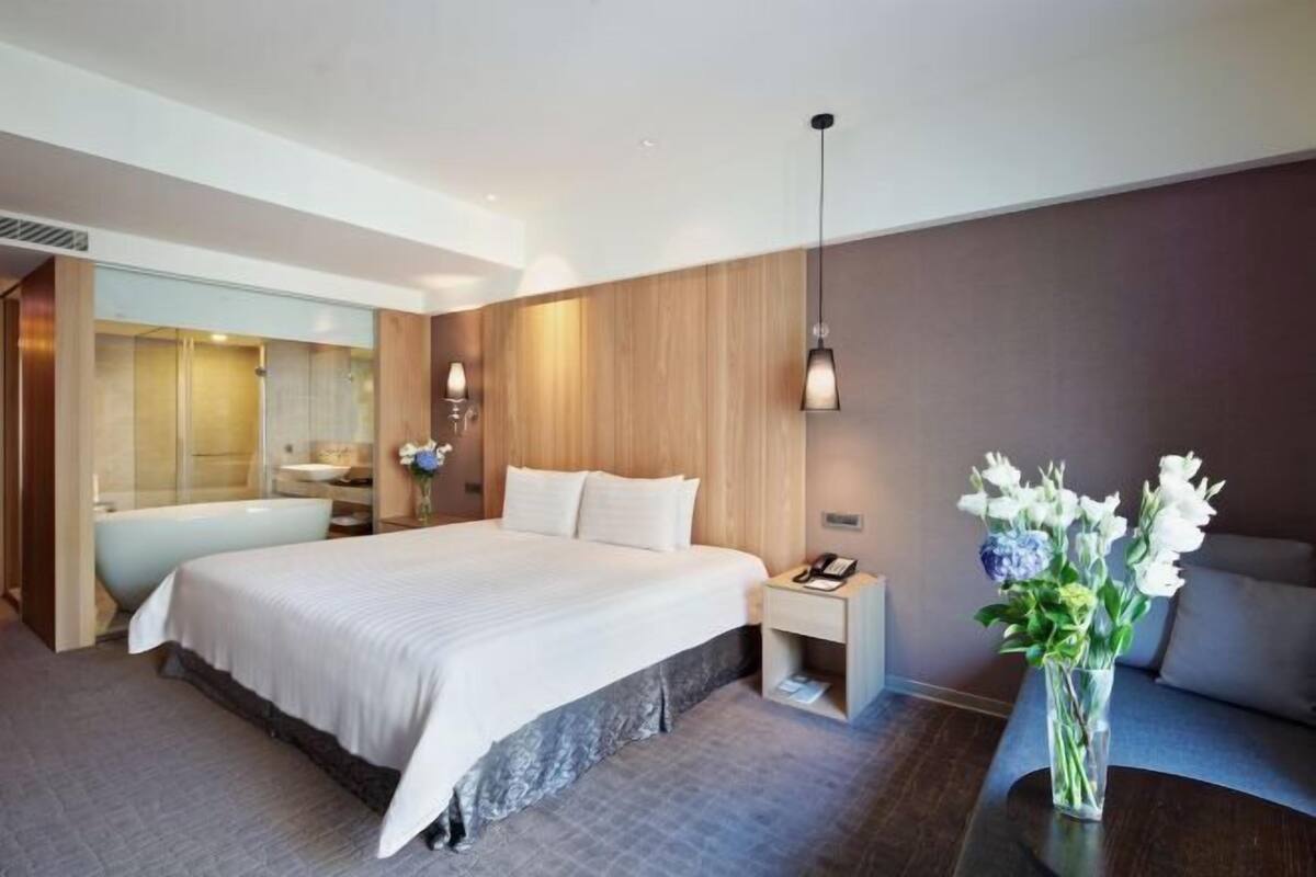 Cofres nos quartos, cortinas blackout, quartos à prova de som