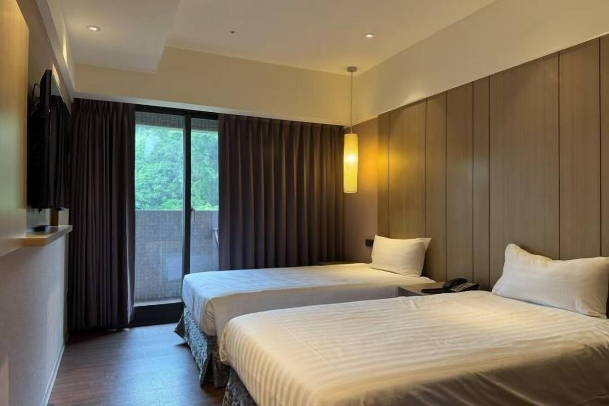 Cofres nos quartos, cortinas blackout, quartos à prova de som