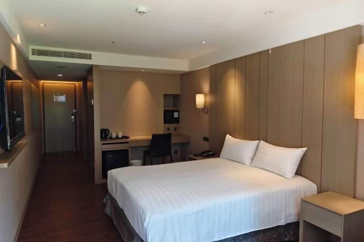 Cofres nos quartos, cortinas blackout, quartos à prova de som