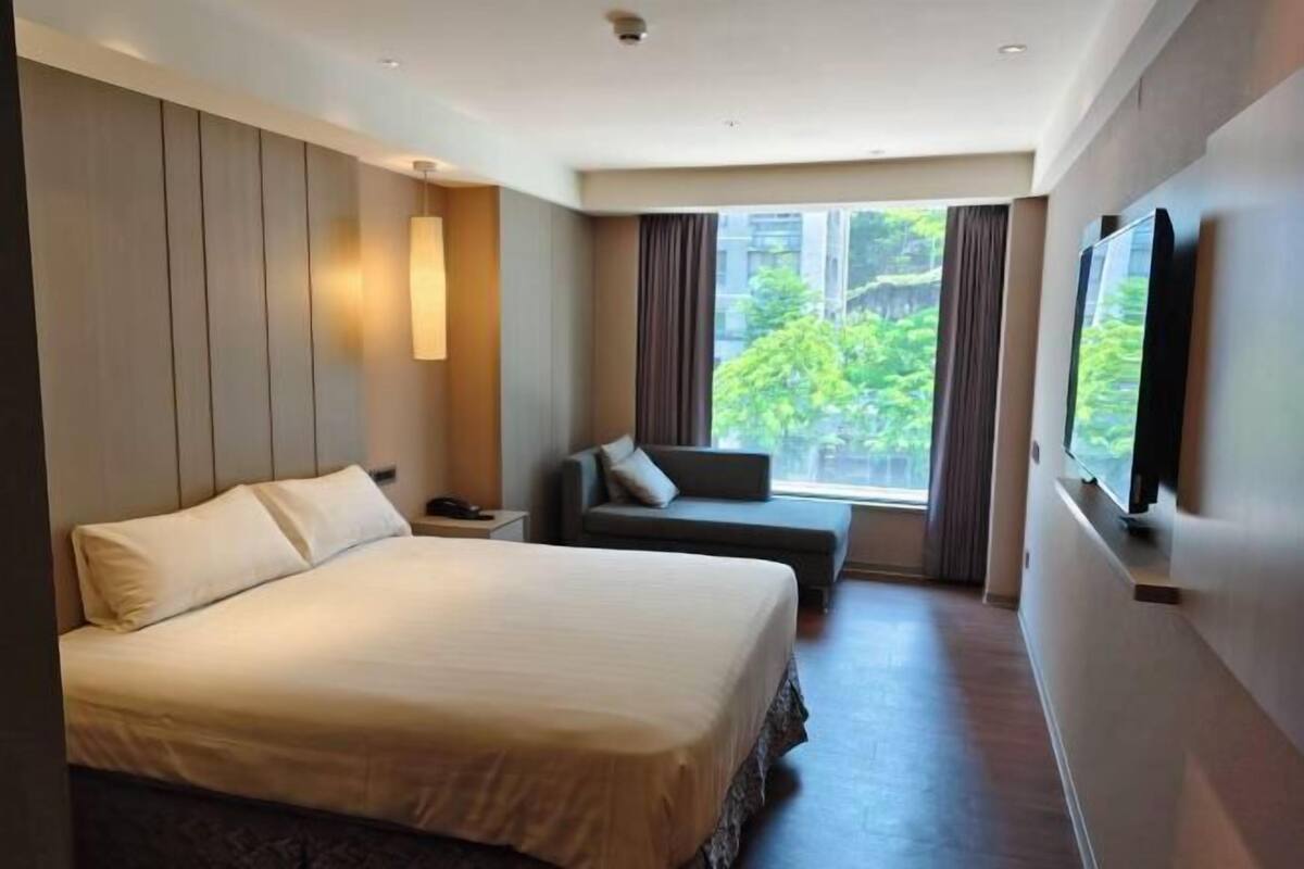 Cofres nos quartos, cortinas blackout, quartos à prova de som