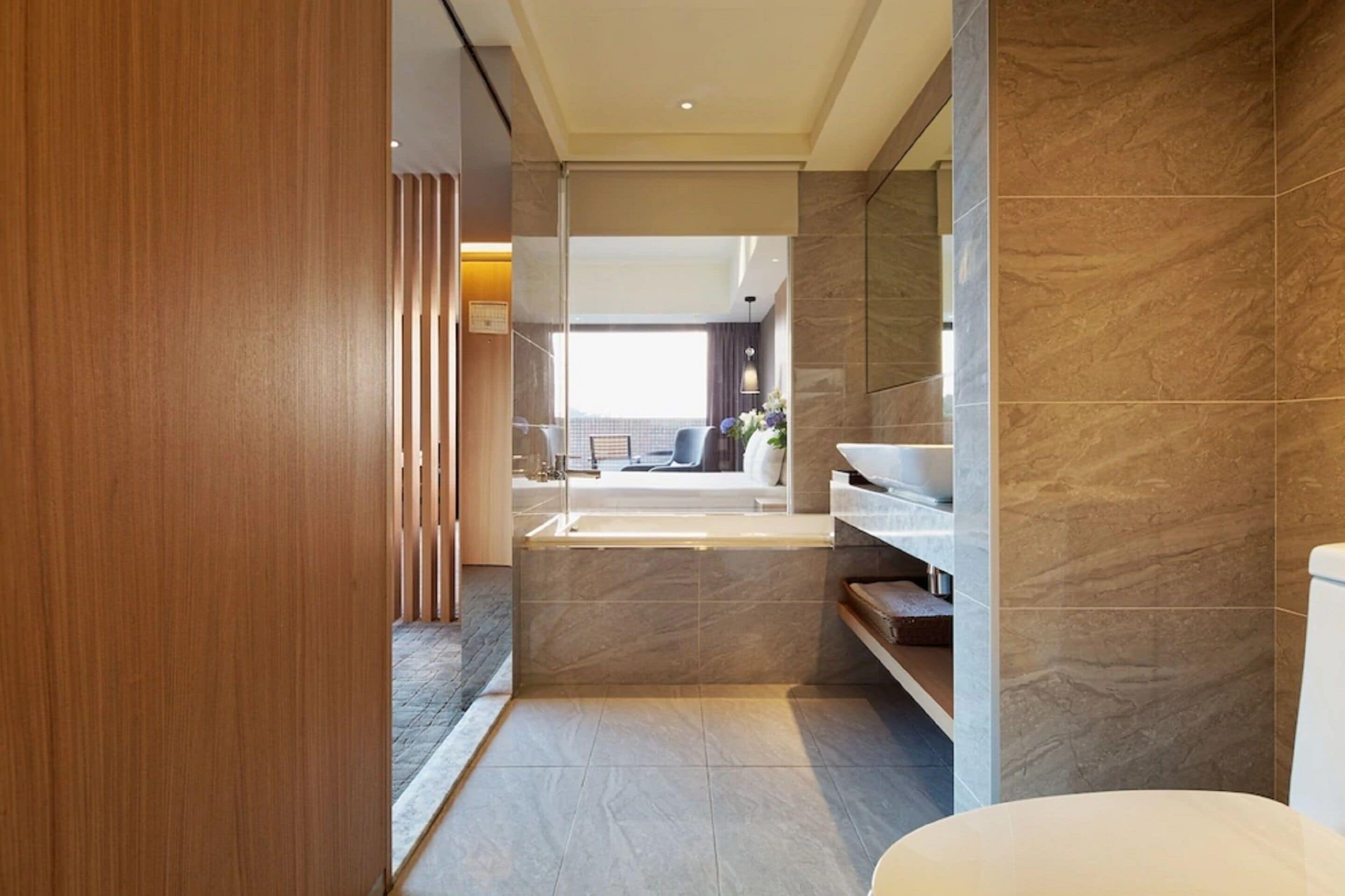 Quarto Duplo Deluxe, no canto | Casa de banho | Artigos de higiene pessoal grátis, um secador de cabelo, chinelos 